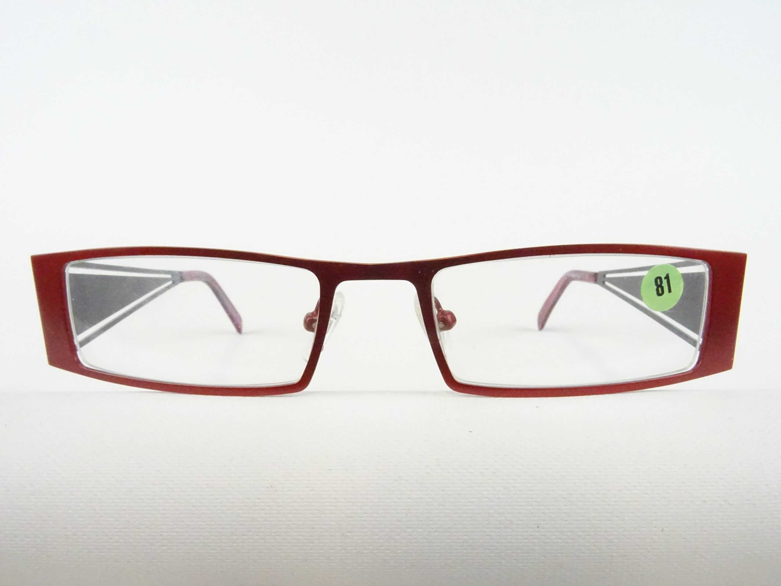 Rote ausgefallene schmale Brille mit breiten schwarzen Bügeln für ...